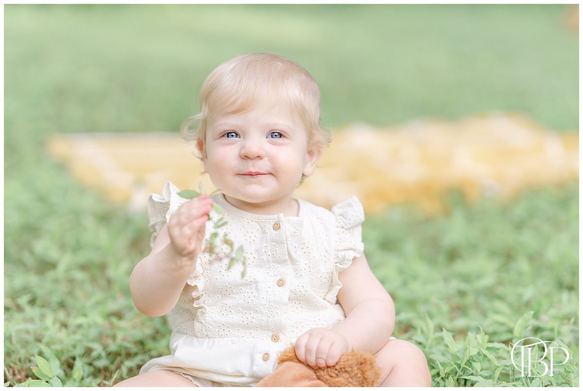 Backyard Cake Smash Photos | Warrenton, VA - TuBelle Photography